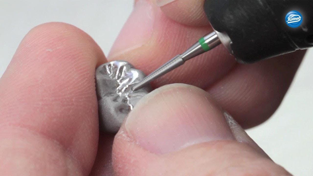 Видео | Trimming and polishing of a non-precious metal crown – Komet Dental